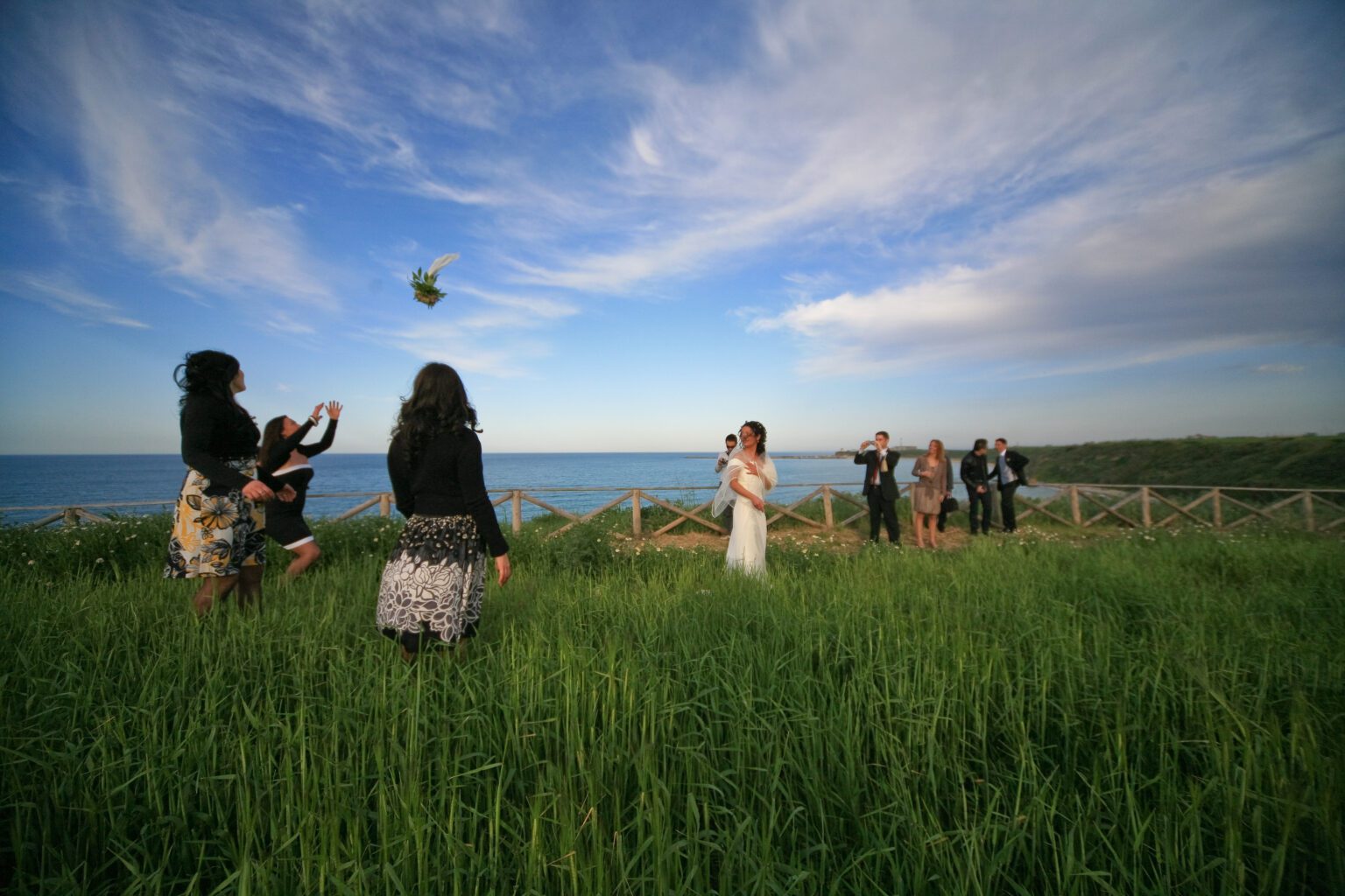 Lancer de bouquet de mariée, histoire et signification. - Atelier Lavarenne